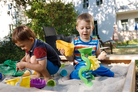 Dos niños jugando en el arenero Foto Premium