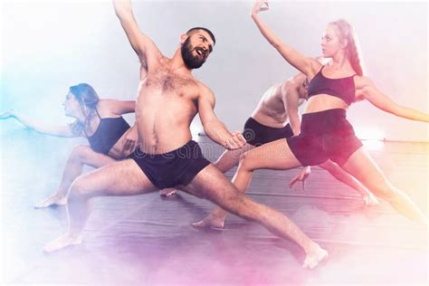 Grupo De Bailarinas Callejeras Modernas Que Realizan Diferentes