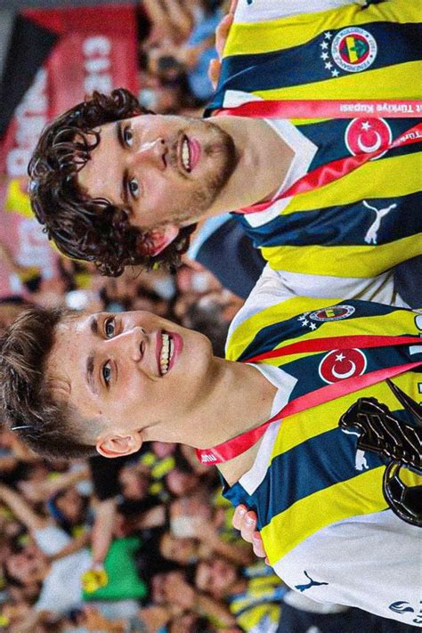 Arda Güler Ferdi Kadıoğlu Takım fotoğrafları Spor capsleri Mavi fener