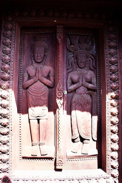 Sculpture Sculptant La D It Hindoue Naka Ou L Ange Naga De Style Khmer