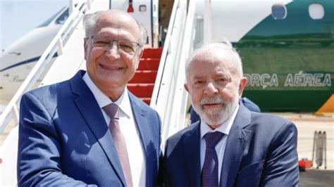 Lula desembarca em Brasília já passou 87 dias no exterior no 3º mandato