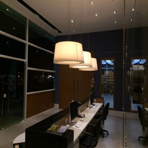 Projeto corporativo sóbrio e elegante por lucio nocito arquitetura