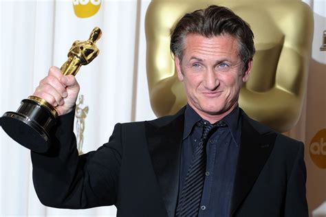 Sean Penn Passeia De M Os Dadas A Namorada Anos Mais Nova Foto