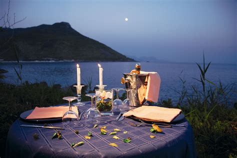 Cena A Lume Di Candela E Come Sottofondo Il Mormorio Del Mare Outdoor