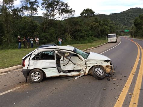 Batida entre dois carros deixa três pessoas gravemente feridas em