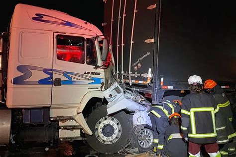 Acidente entre carro e caminhões deixa três mortos na Dutra Jornal