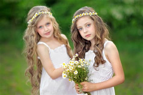 Verticale De Deux Filles Photo Stock Image Du Verticale 42979322