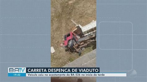 Carreta despenca de viaduto na Região Metropolitana de Salvador