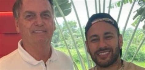 Bolsonaro entrega medalha a Neymar de imbrochável imorrível e