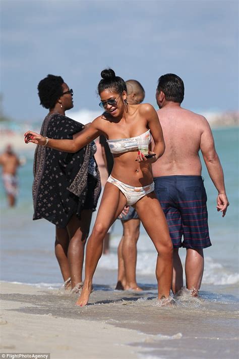 Cassie Ventura Strips To Her Bikini On The Beach In Miami Daily Mail Online