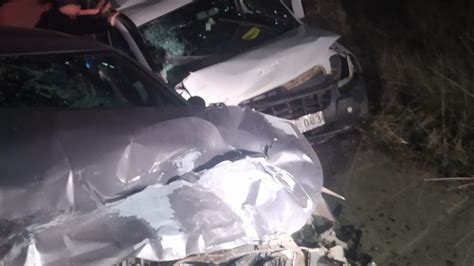Hafif ticari araç ile otomobil kafa kafaya çarpıştı 1 ölü 5 yaralı
