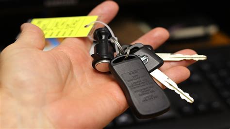 El truco de la barbilla cómo abrir tu coche si la llave se ha quedado