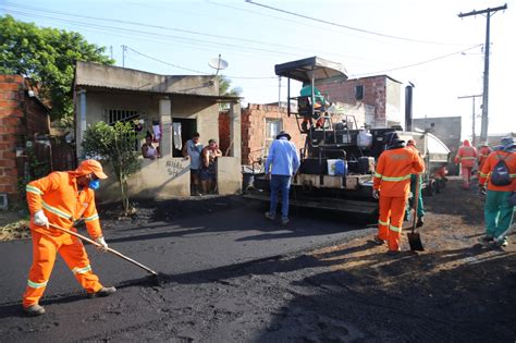 Prefeitura avança na pavimentação de ruas e avenidas em bairros da zona
