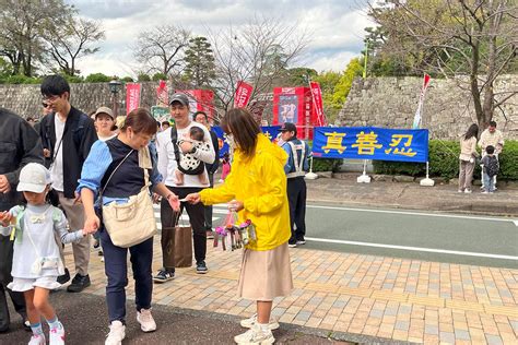 Japon Les pratiquants présentent le Falun Dafa pendant la Coupe du