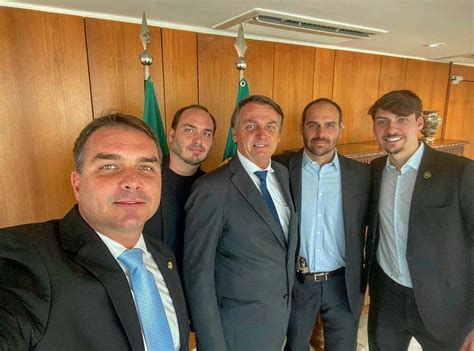 Quem é o filho de Bolsonaro maior futuro na política VEJA