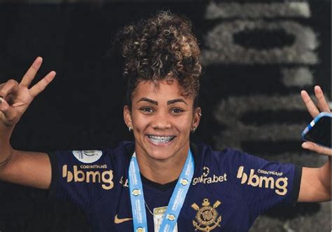 Volante Do Corinthians Ingryd Completa 24 Anos Nesta Quarta Feira
