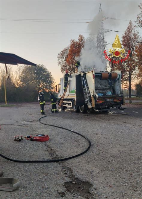 Lincendio Del Camion Dei Rifiuti A Varedo Un Intervento Tempestivo