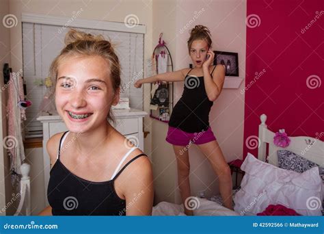 Deux Jeunes Filles Jouant Dans Leur Chambre Photo Stock Image Du