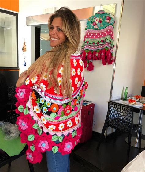 La Imagen Puede Contener Una Persona De Pie E Interior How To Wear