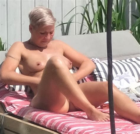 Ela Nackt Im Garten Oma Porno Foto