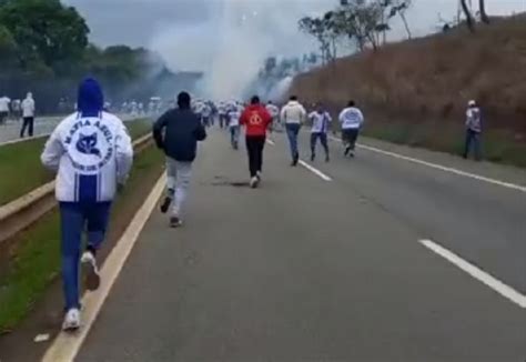 Organizadas de Palmeiras e Cruzeiro se encontram na rodovia Fernão Dias