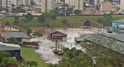 Chuva intensa alaga ruas e causa transtornos em Taubaté SP Vale do