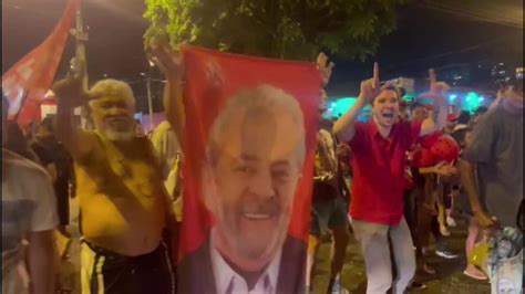 Eleitores saem às ruas para comemorar vitória de Lula na região de