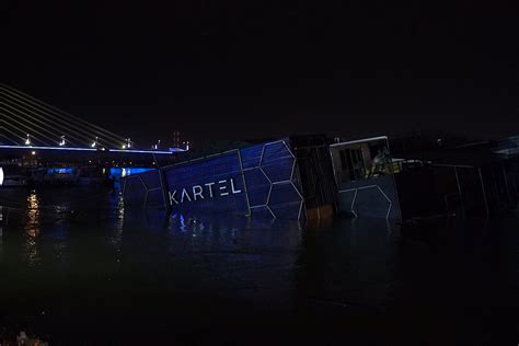 U Beogradu Potonula Splav Dok Su Gosti Bili Na Njoj Vatrogasci I