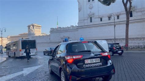 Rapina A Mano Armata In Uno Studio Medico A Roma Ladri Fuggiti Con Il