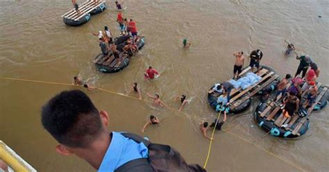 Migrantes hondureños cruzan en balsa el río Suchiate