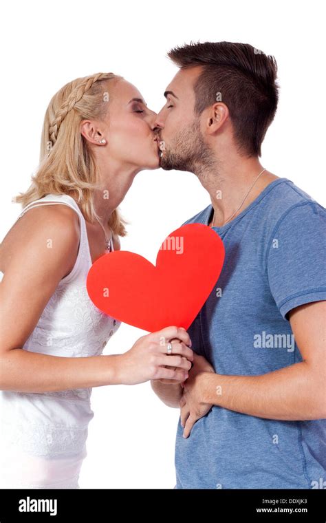 Joven pareja feliz en el amor con el corazón rojo de San Valentín