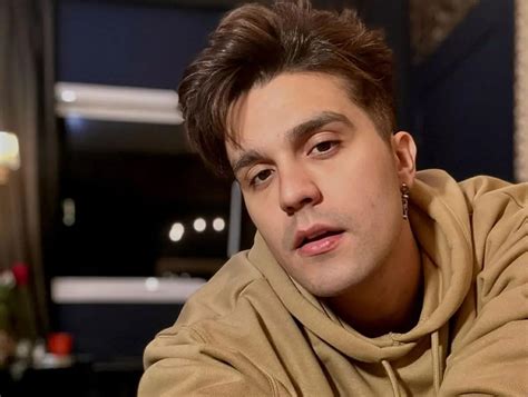 Sem camisa Luan Santana exibe peitoral na web e encanta fãs