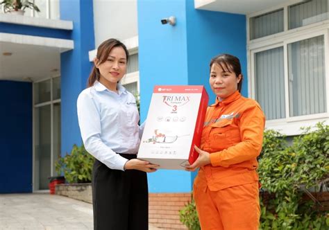 Thép Hòa Phát Dung Quất tặng quà cho nhân viên nữ nhân ngày 8 3