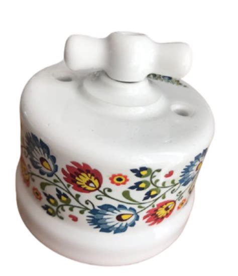 Włącznik ceramiczny obrotowy natynkowy podwójny biały ze zdobieniem