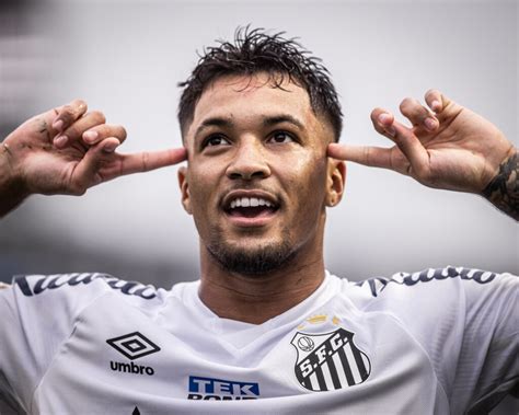 Marcos Leonardo está a um gol de figurar entreos 50 maiores artilheiros