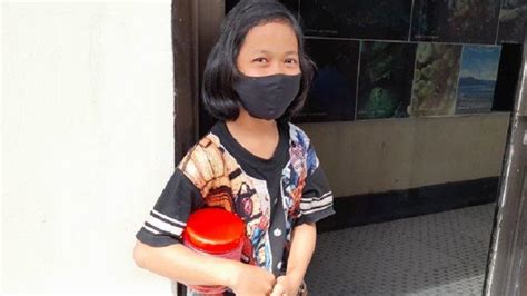 FAHIRA Anak SD Jual Permen Di Bandara Mamuju Jelekmi Baju Sekolahku
