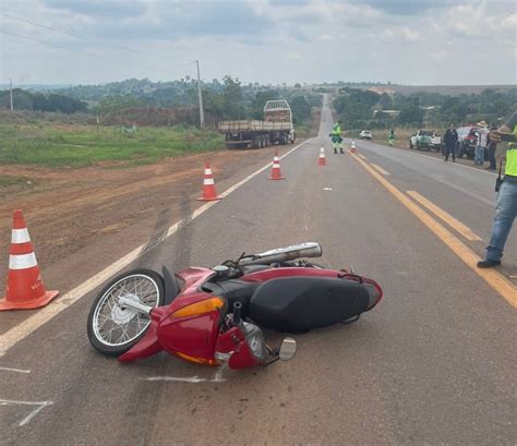 Colíder carreta invade pista contrária e atinge moto deixando