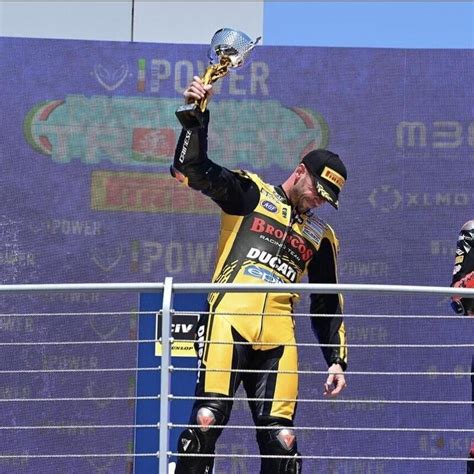 È morto Luca Salvadori incidente fatale in una gara su strada in