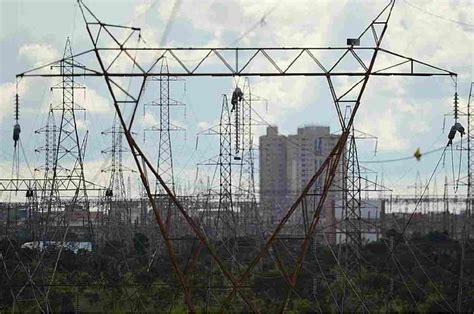 Falha no sistema nacional de energia afetou semáforos em Maceió