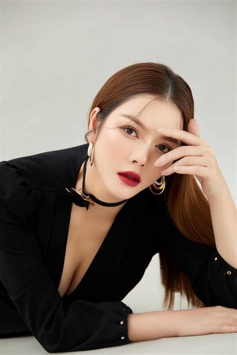 Lý Nhã Kỳ hóa thân thành nữ tổng tài khoe trọn vẻ đẹp quyền lực