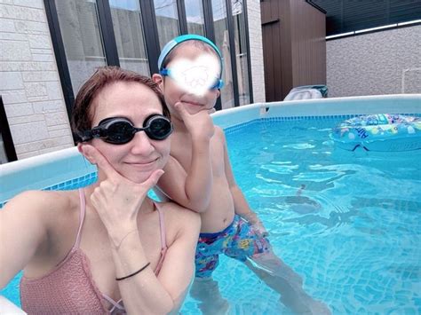 辻希美自宅プールで三男が泳ぐ練習途中から入ってと言われ一緒に Ameba News アメーバニュース