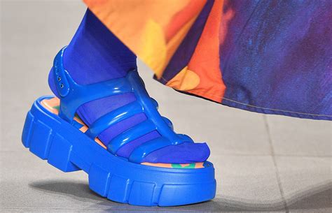 Jelly Sandals So Tragen Wir Im Sommer Den Kontroversen Schuh Trend 2022