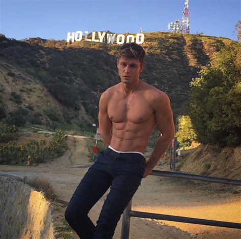 Laurent Marchand el modelo que desfiló desnudo Shangay