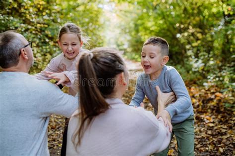 Parents Avec Leurs Petits Enfants S amuser En Forêt Image stock