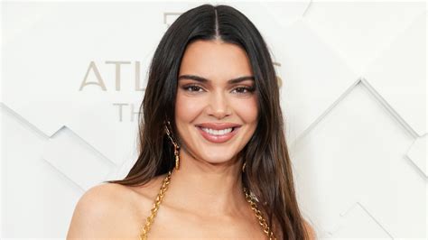Cómo llevar vestido transparente de Gucci como Kendall Jenner Vogue