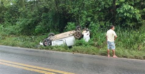 Vale do Jiquiriçá Condutor de automóvel perde controle de direção e