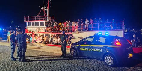 Crotone In Manette Tre Scafisti Turchi Per Lo Sbarco Del 21 Agosto