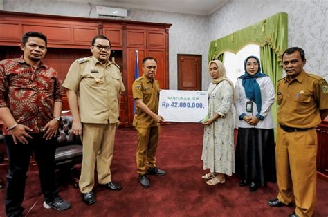 Serahkan Santunan Kematian Pada Salah Satu Warga PJ Bupati Parigi