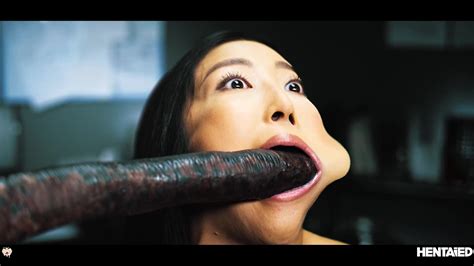 Des Filles Asiatiques Se Font Baiser Le Visage Et Se Faire Remplir De