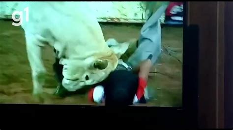 Peão acreano de 19 anos é socorrido após ter rosto pisado por touro